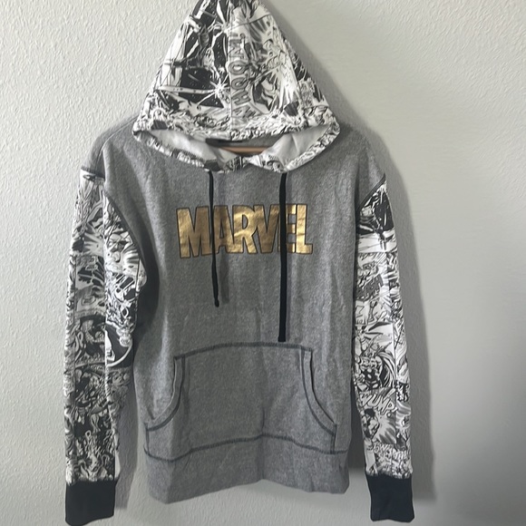 Marvel | Tops | Euc Marvel In Gold Bw Comic Sleeves Universal Studios L ...